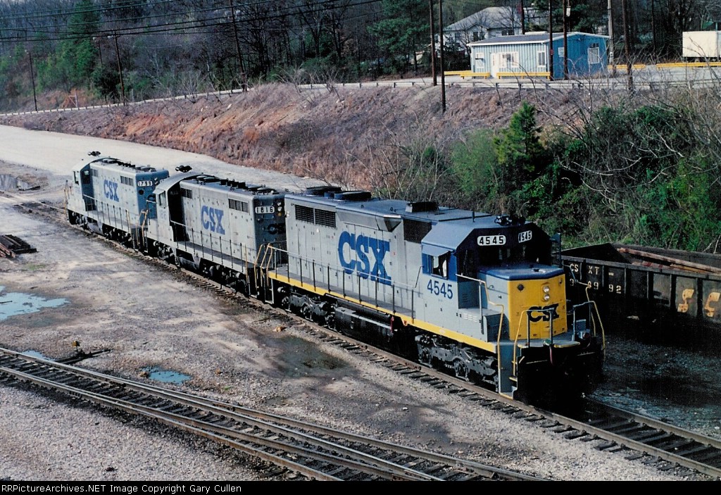 CSX crawling trough the yard